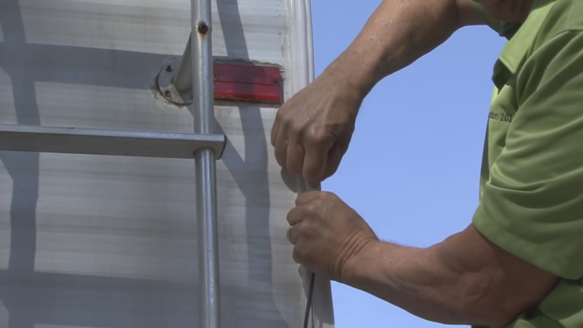 How to Reseal RV Corner Molding – RV 101® – RV Education 101®